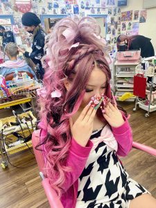 ギャルは盛り髪が似合うっ！『編みカチュちらし盛り』│新宿歌舞伎町の美容室「HAIR SET UP's」｜ヘアセット・メイク・着付け